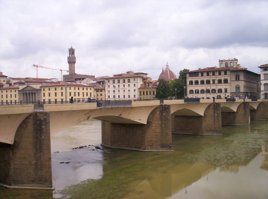 O rio Arno e as pontes de Florença – Turistas à Lupa